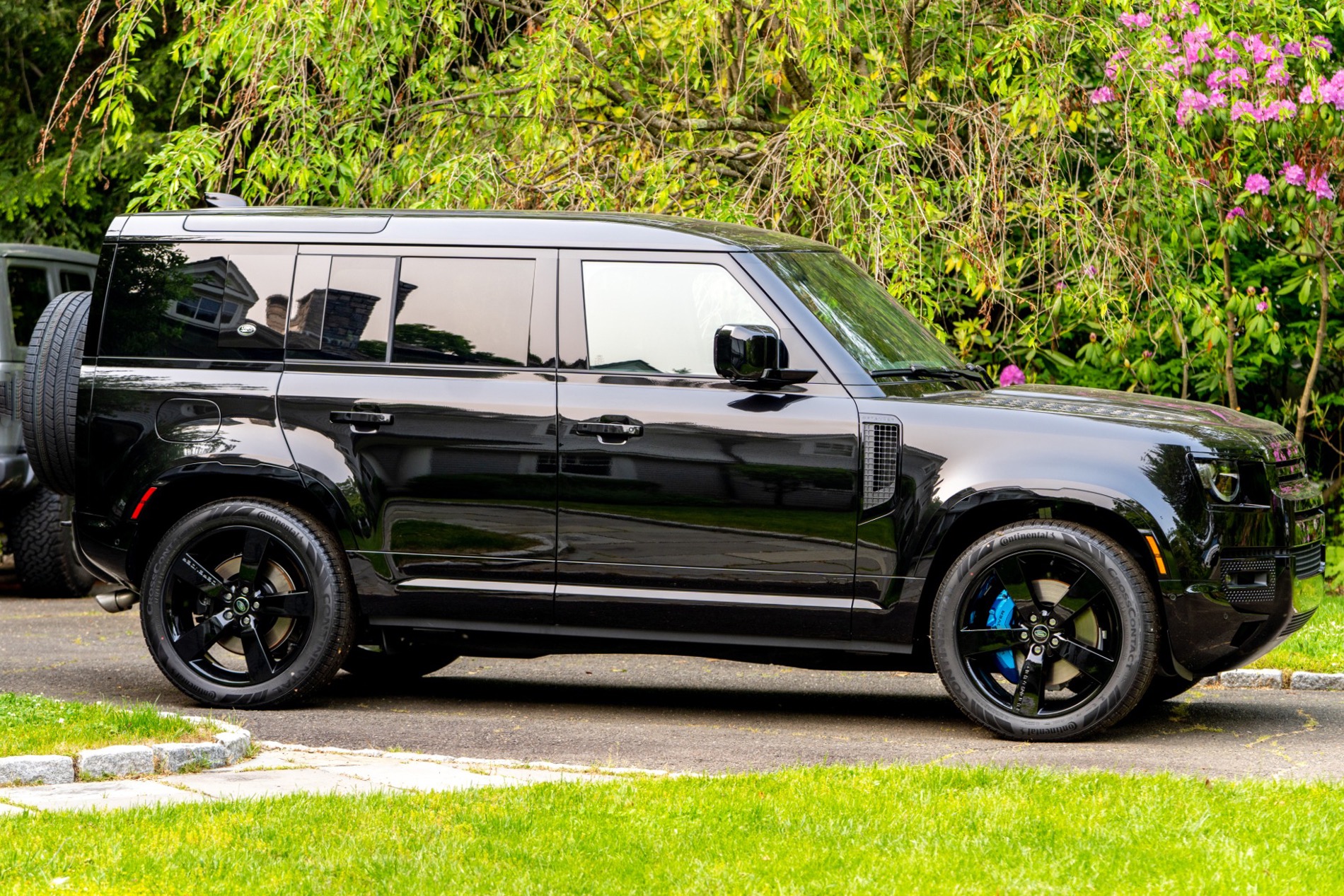 Used 2022 Land Rover Defender 007 Edition 110 V8 Bond Edition For Sale ... Used 2022 Land Rover Defender 007 Edition 110 V8 Bond Edition For Sale ...