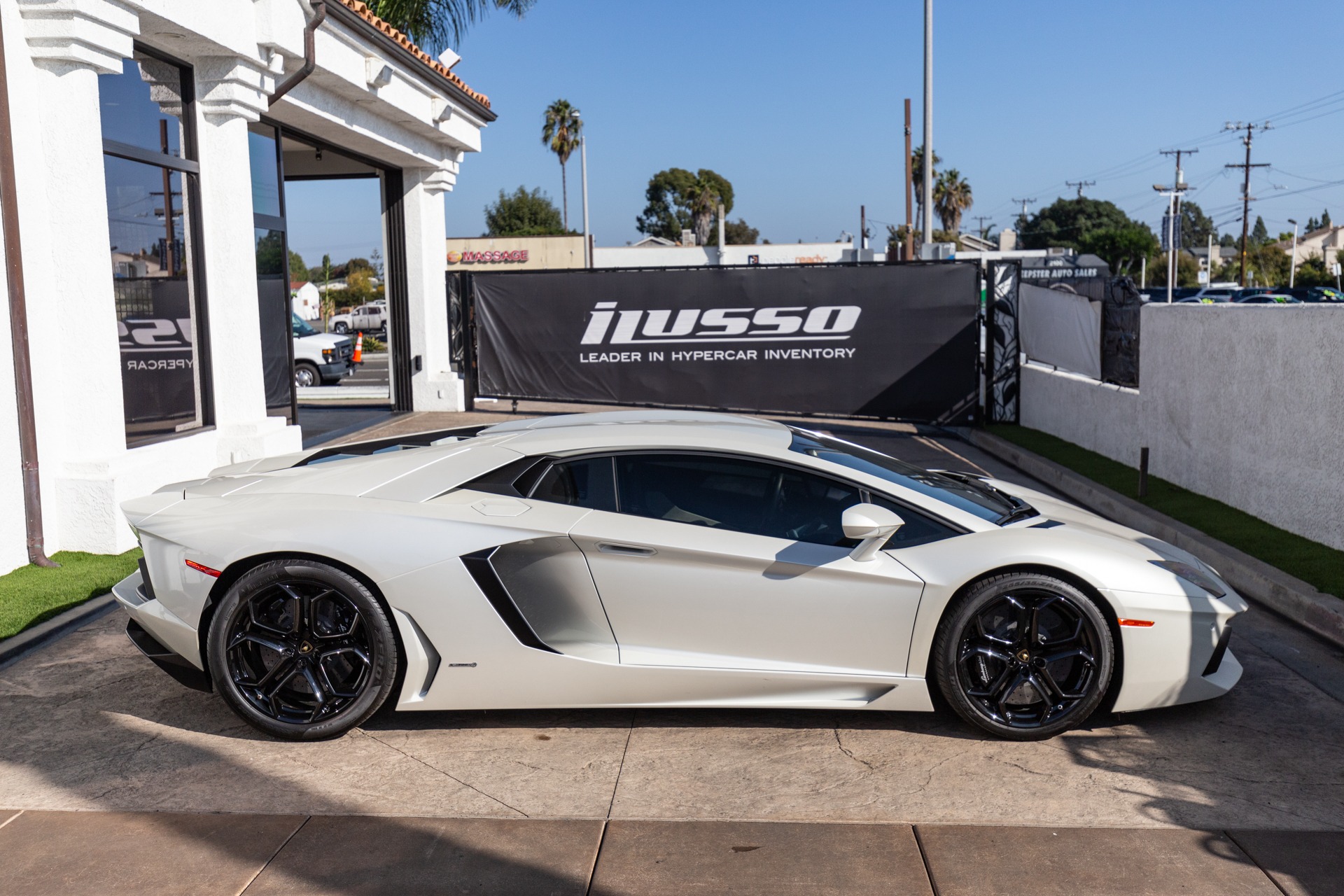Lamborghini Aventador Matte White