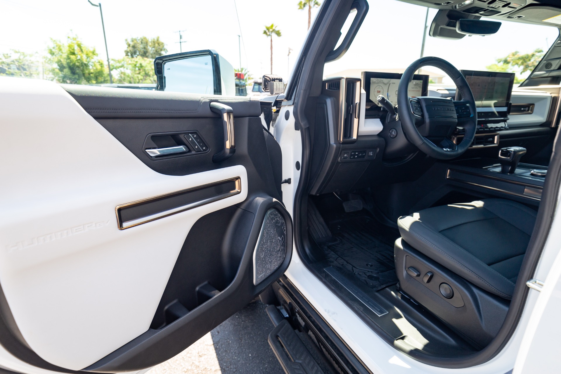 Hummer H2 2022 Interior