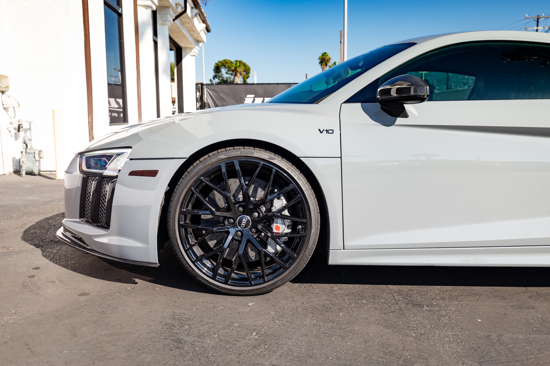 Audi R8 Spyder Black Rims